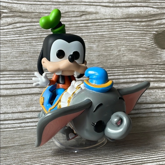Funko | Toys | Disney Goofy Flying Dumbo Disneyland Disneyworld Deluxe ...